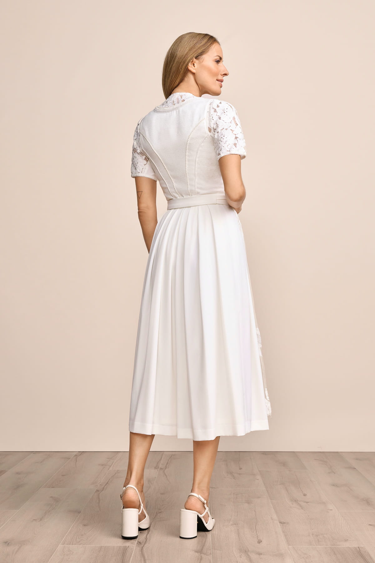 Dirndl Yaisa (80cm) in ecru im Krüger Dirndl Online Shop